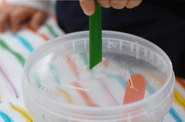 Actividad de motricidad fina insertar palitos -Manualidades Infantiles