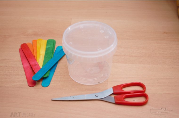 Actividad de motricidad fina insertar palitos -Manualidades Infantiles