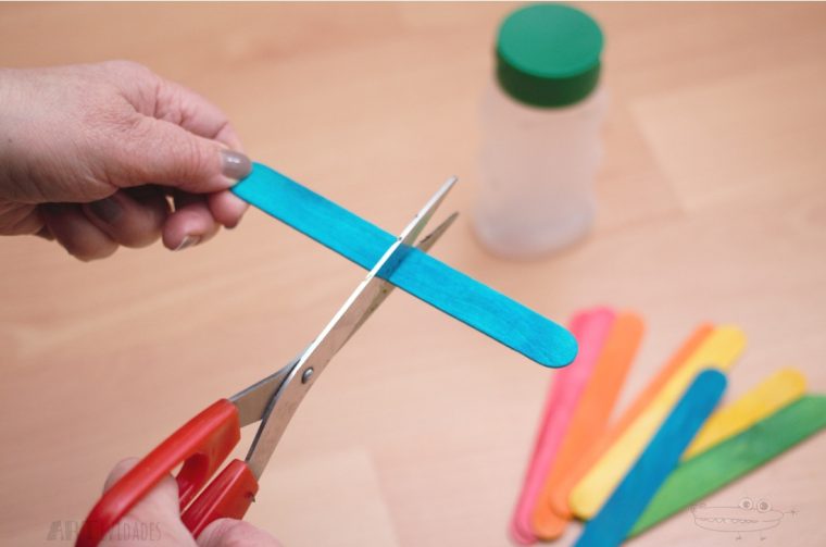 Actividad de motricidad fina insertar palitos -Manualidades Infantiles