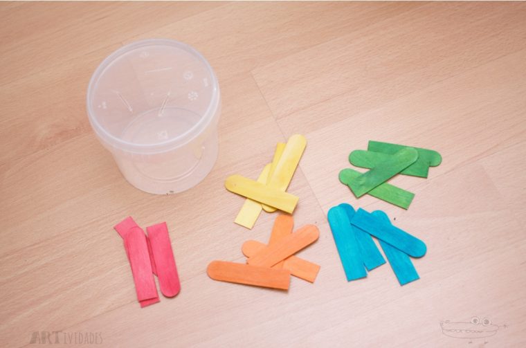 Actividad de motricidad fina insertar palitos -Manualidades Infantiles