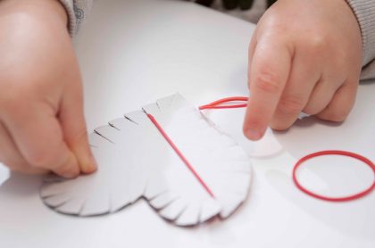 Motricidad fina, corazones de San Valentín -Manualidades Infantiles