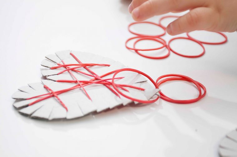 Motricidad fina, corazones de San Valentín -Manualidades Infantiles