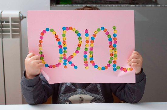 Motricidad fina, escribir tu nombre con pegatinas -Manualidades Infantiles