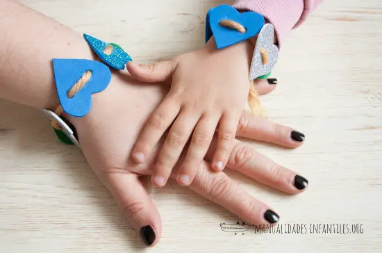 Pulseras de corazones -Manualidades Infantiles