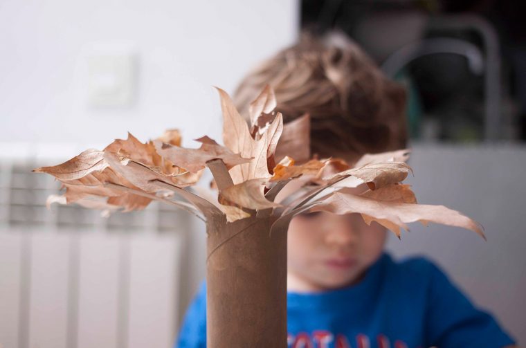 Árbol de otoño fácil para niños de preescolar -Manualidades Infantiles