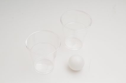 Juego de lanzar la pelota con un vaso -Manualidades Infantiles